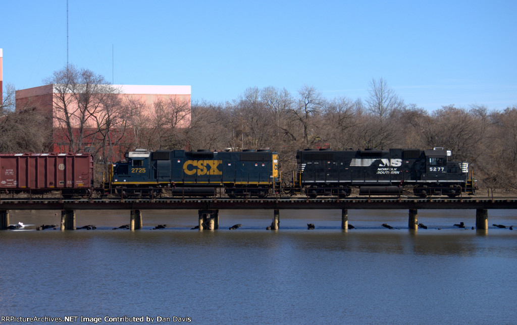CSX GP38-2 2725 and NS GP38-2 0277 on the rear of WPFC-80